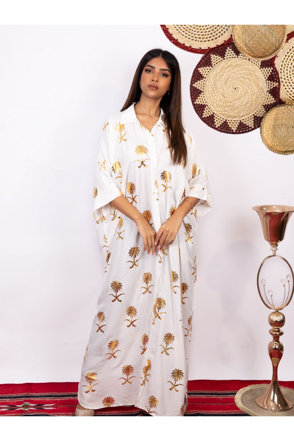 Galabia with a bisht cut decorated with two splinters and a palm print