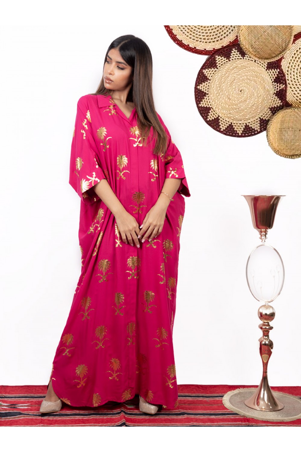 Galabia with a bisht cut decorated with two splinters and a palm print