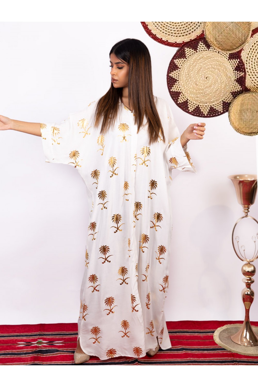 Galabia with a bisht cut decorated with two splinters and a palm print